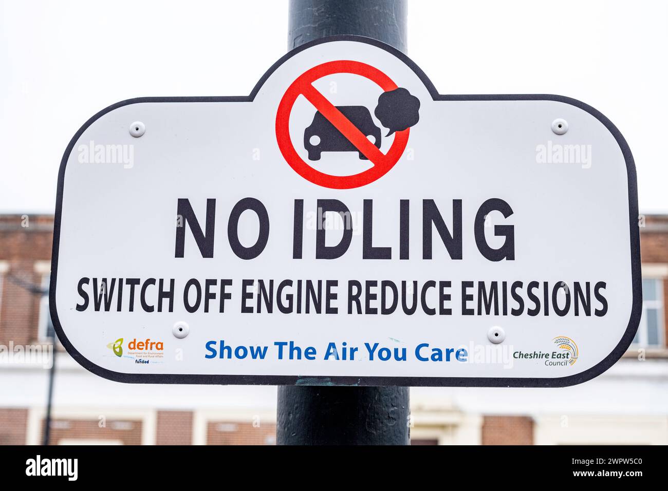 No idling traffic warning sign on taxi rank Stock Photo - Alamy