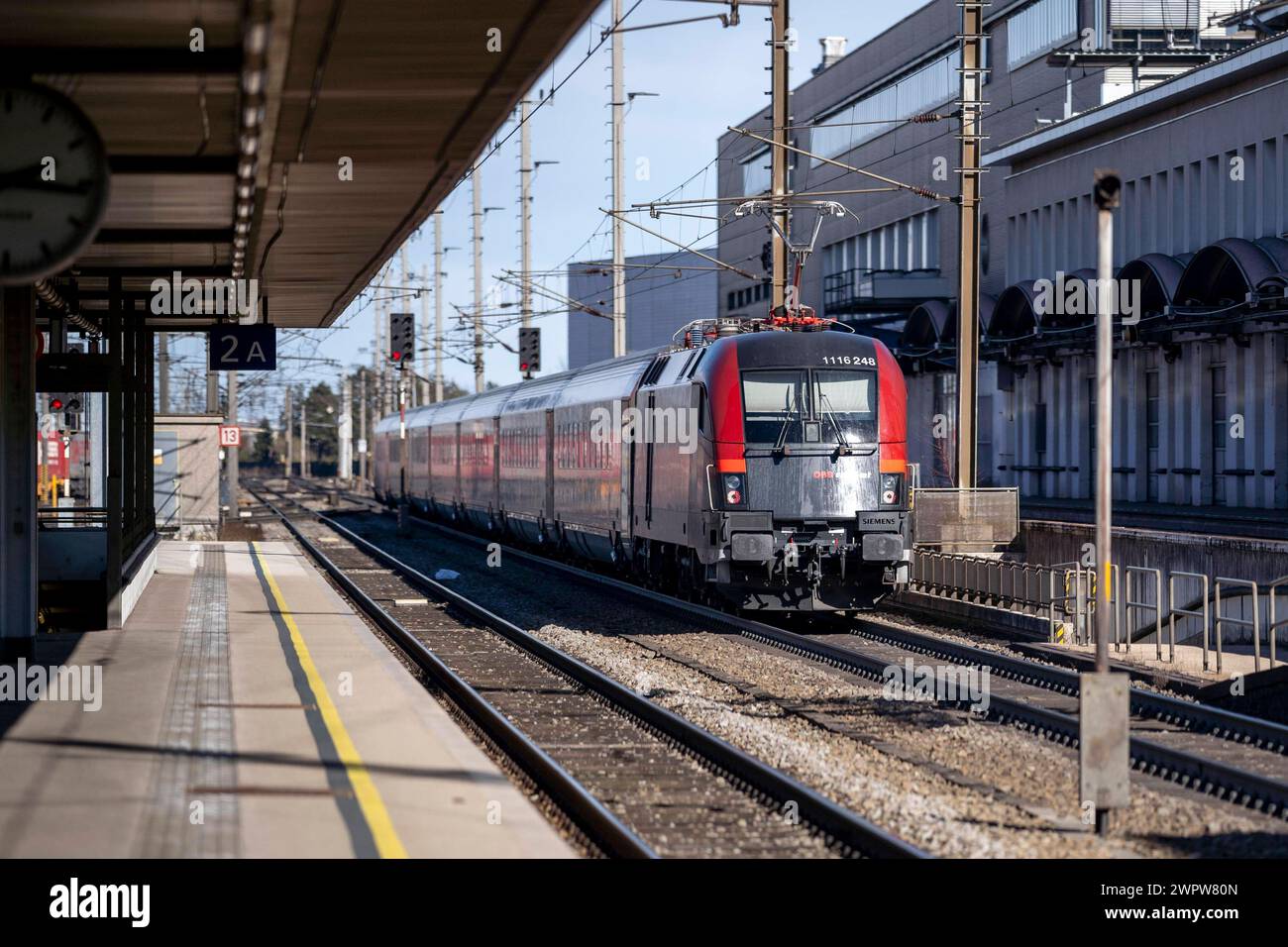 Wels, Österreich. 9. März 2024. Railjet Fernverkehrszug der ...