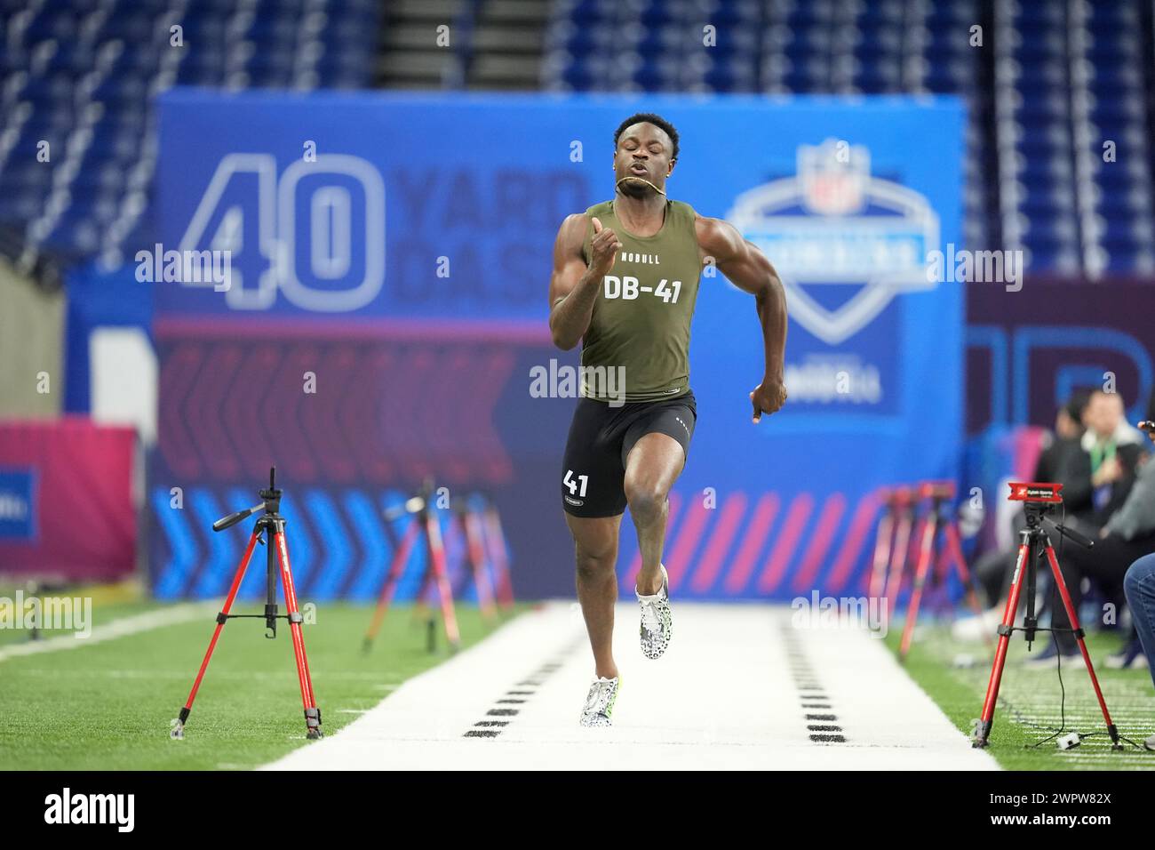 Texas defensive back Ryan Watts runs the 40-yard dash at the NFL ...