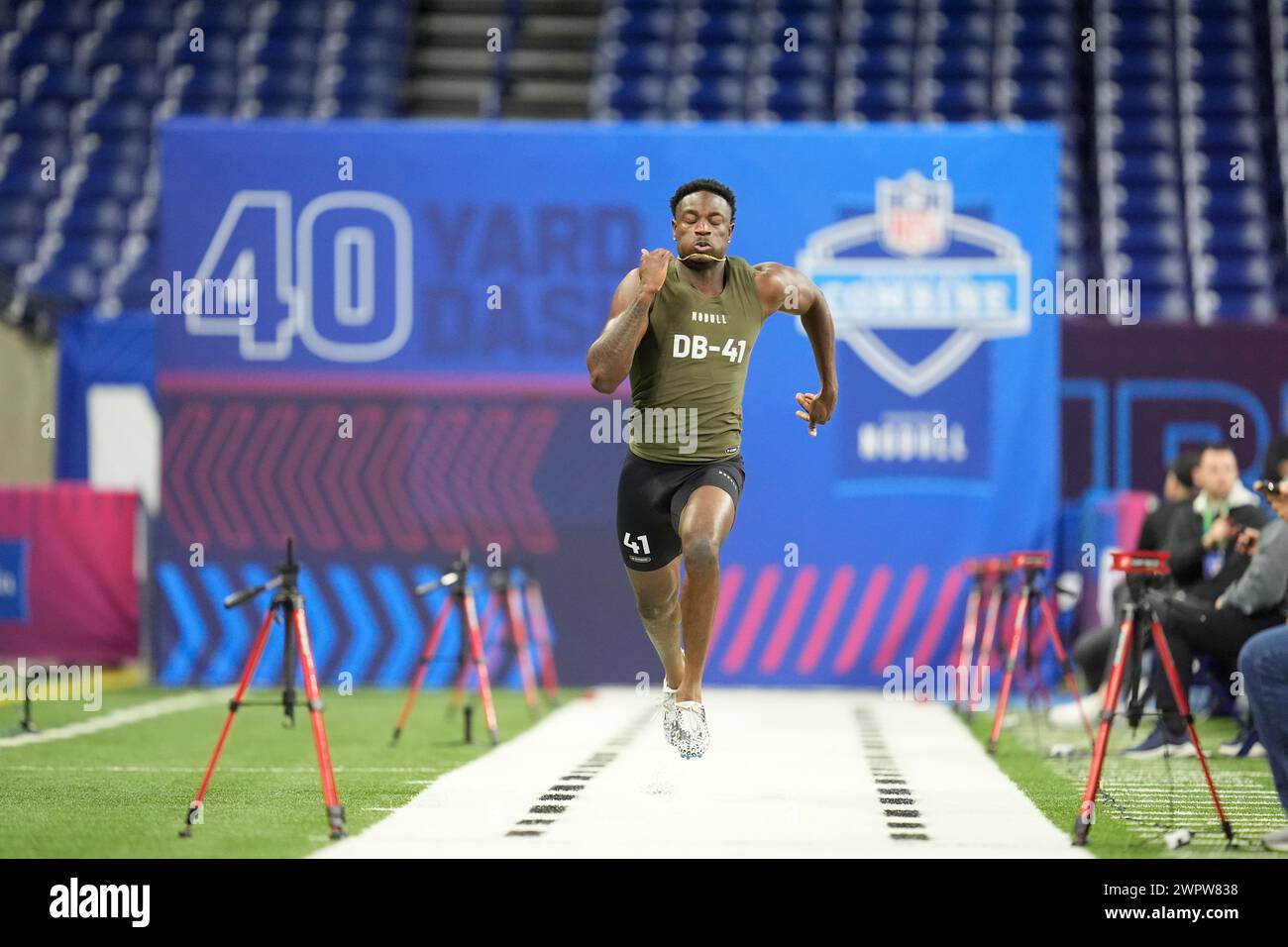 Texas defensive back Ryan Watts runs the 40-yard dash at the NFL ...
