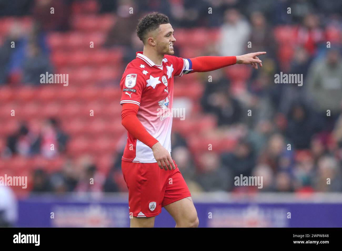 Jordan Williams of Barnsley gives his team instructions during the Sky ...