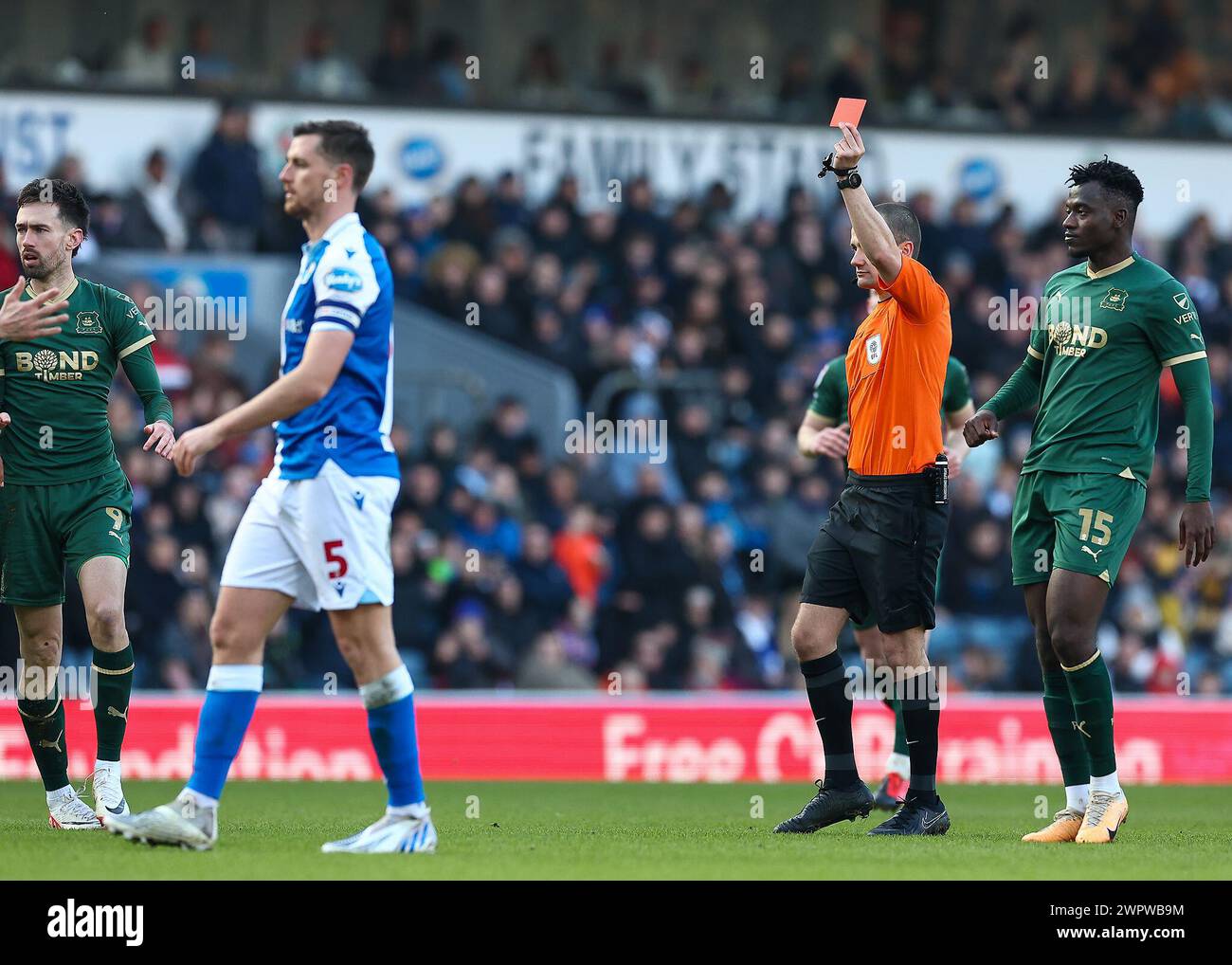 Match referee ANDREW KITCHEN shows a red card to Kyle McFadzean of ...
