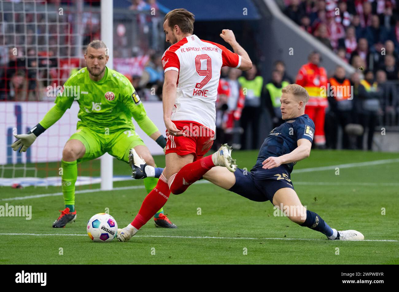 Munich's Harry Kane, center, vies for the ball with Mainz's Andreas ...