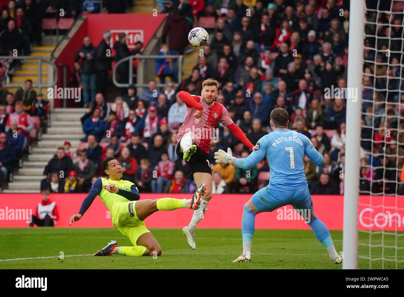 Southampton's Stuart Armstrong (centre) and Sunderland goalkeeper ...