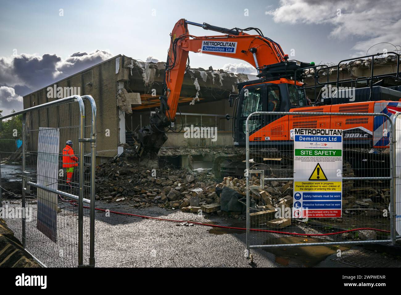 Sign excavator hi hi-res stock photography and images - Alamy