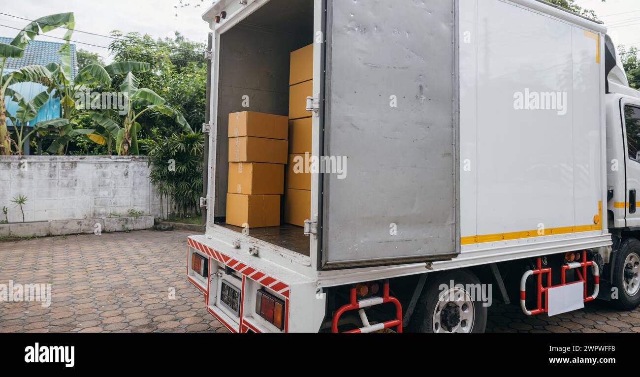 House relocation, Open car trunk with moving cardboard boxes outdoors ...