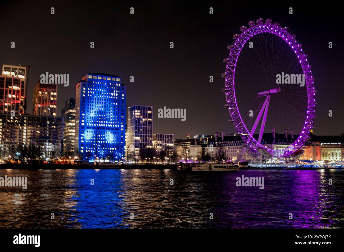 London's Glittering Jewel The Nighttime London Eye Stock Photo - Alamy
