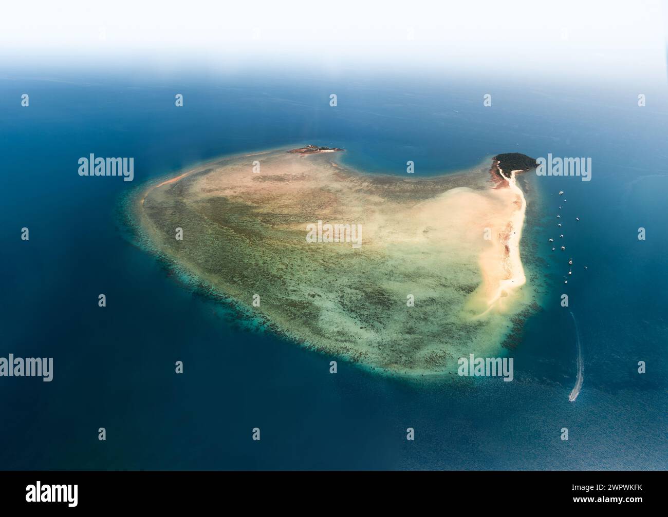 Great barrier reef aerial panoramic hi-res stock photography and images ...