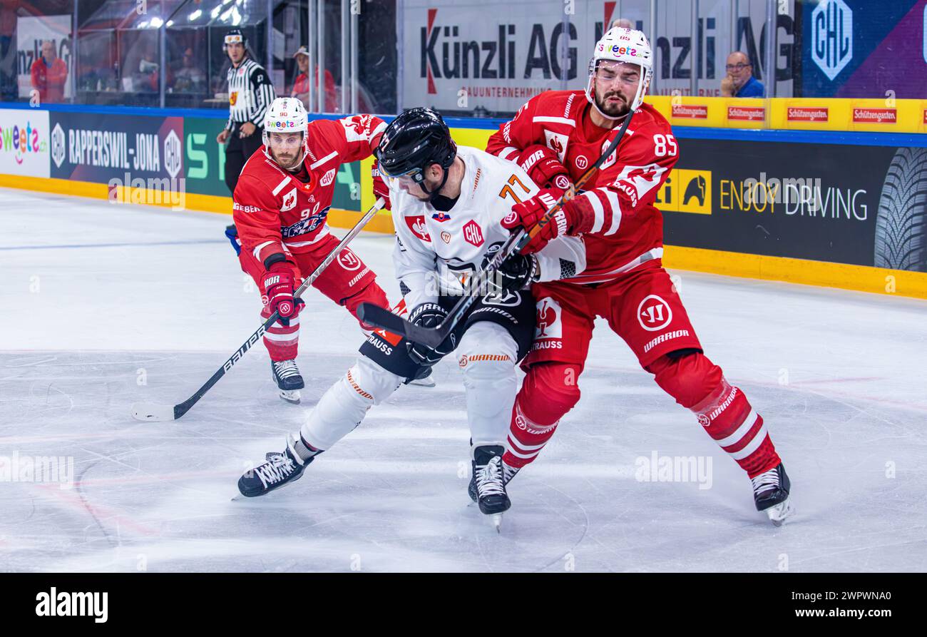 Zweikampf zwischen Kosice Vertreidiger #71 Eduard Sedivy und Rapperswil ...