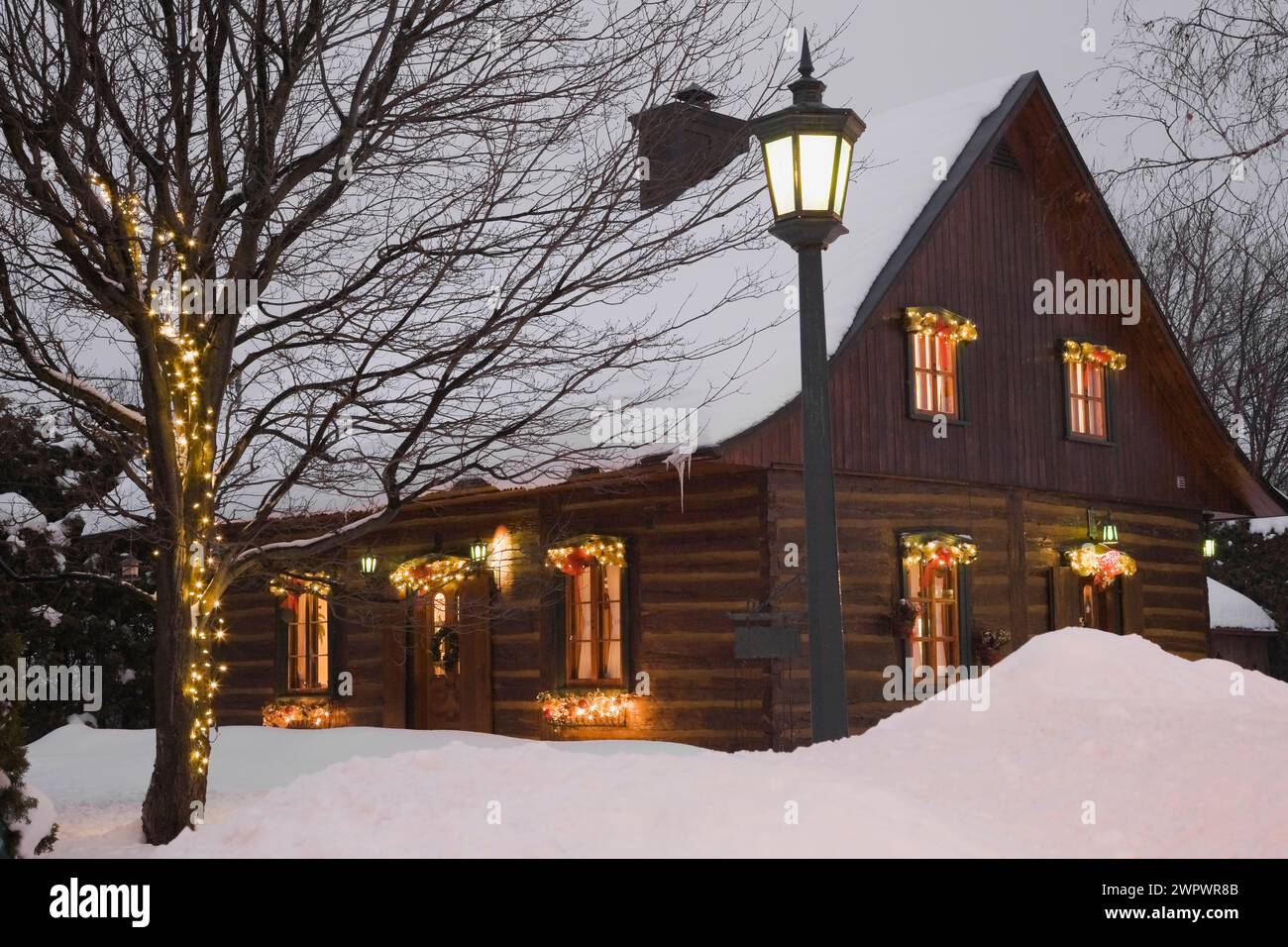 Reconstructed 1840s log cabin home with Christmas decorations ...