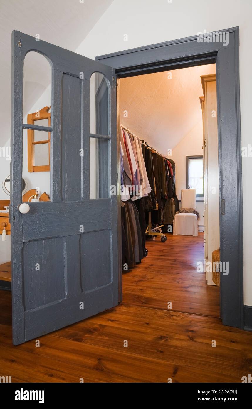 Walk in closet hi-res stock photography and images - Alamy