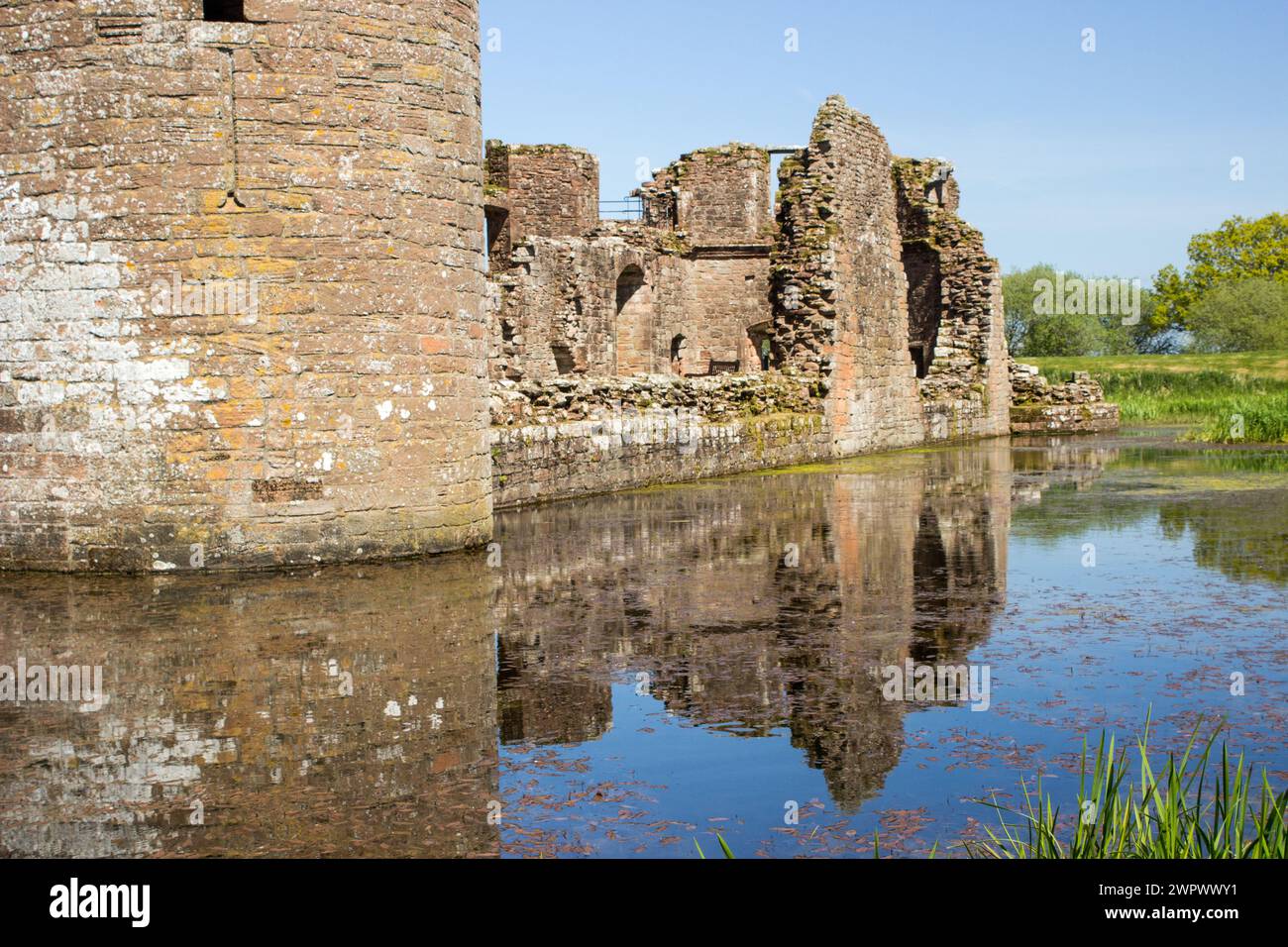 Ruins of caerlaverock castle hi-res stock photography and images - Alamy