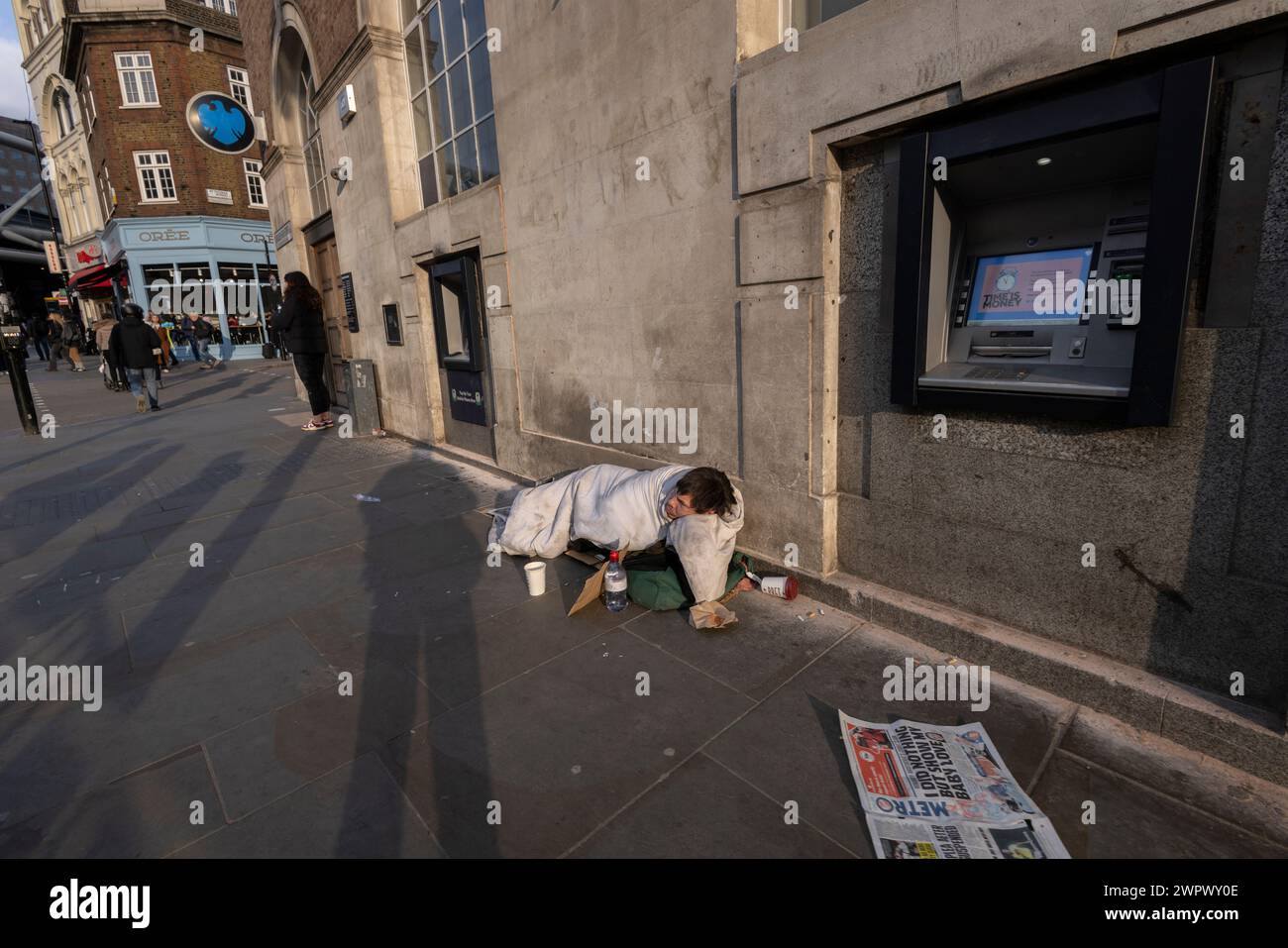 Rough sleeper lying on street uk hi-res stock photography and images ...