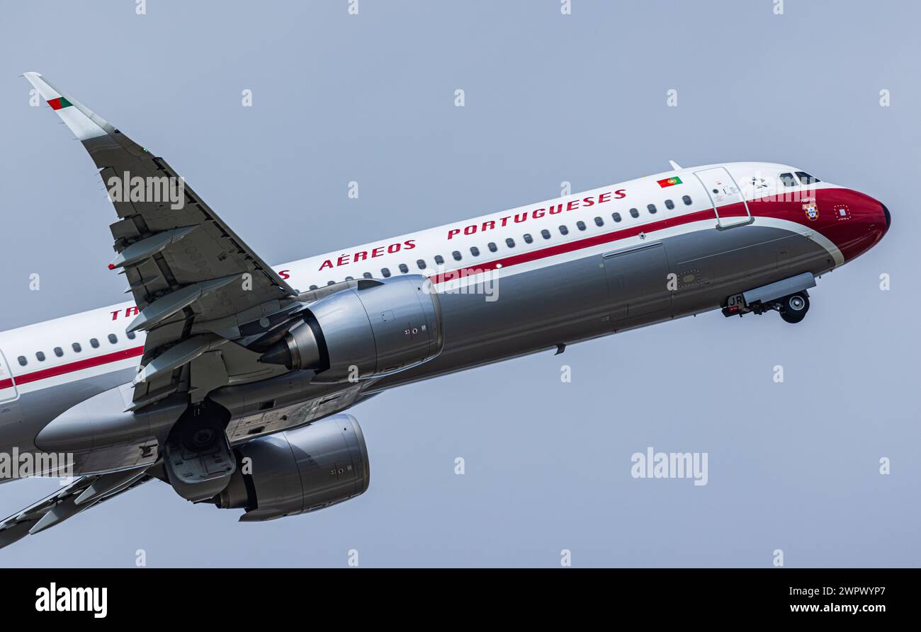 Ein Airbus A321-251NX von TAP Air Portugal startet von der Südbahn des ...