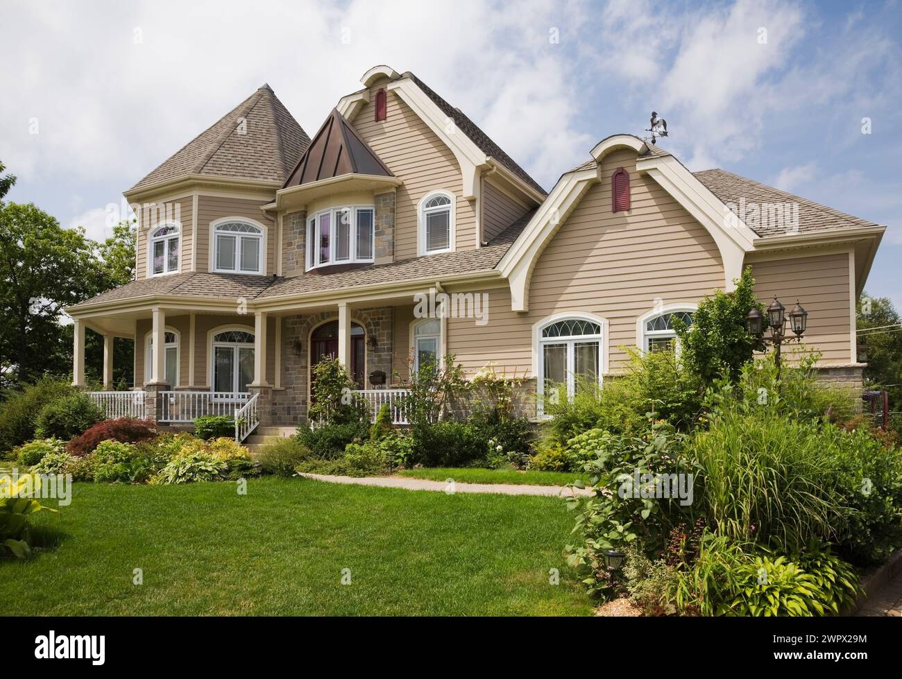 Beige siding hi-res stock photography and images - Alamy