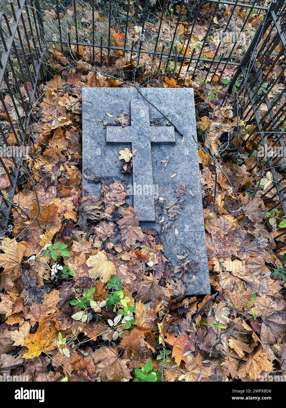 Cross gravestone tombstone granite hi-res stock photography and images ...