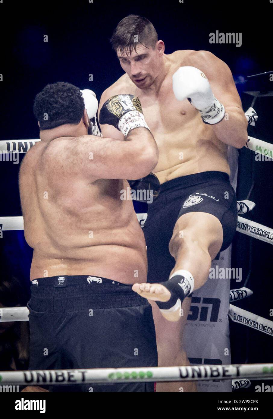 ARNHEM - Kickboxer Rico Verhoeven in action against Nabil Khachab ...
