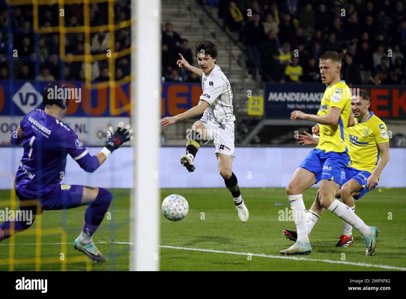 WAALWIJK - (l-r) RKC Waalwijk goalkeeper Etienne Vaessen, Paxten ...