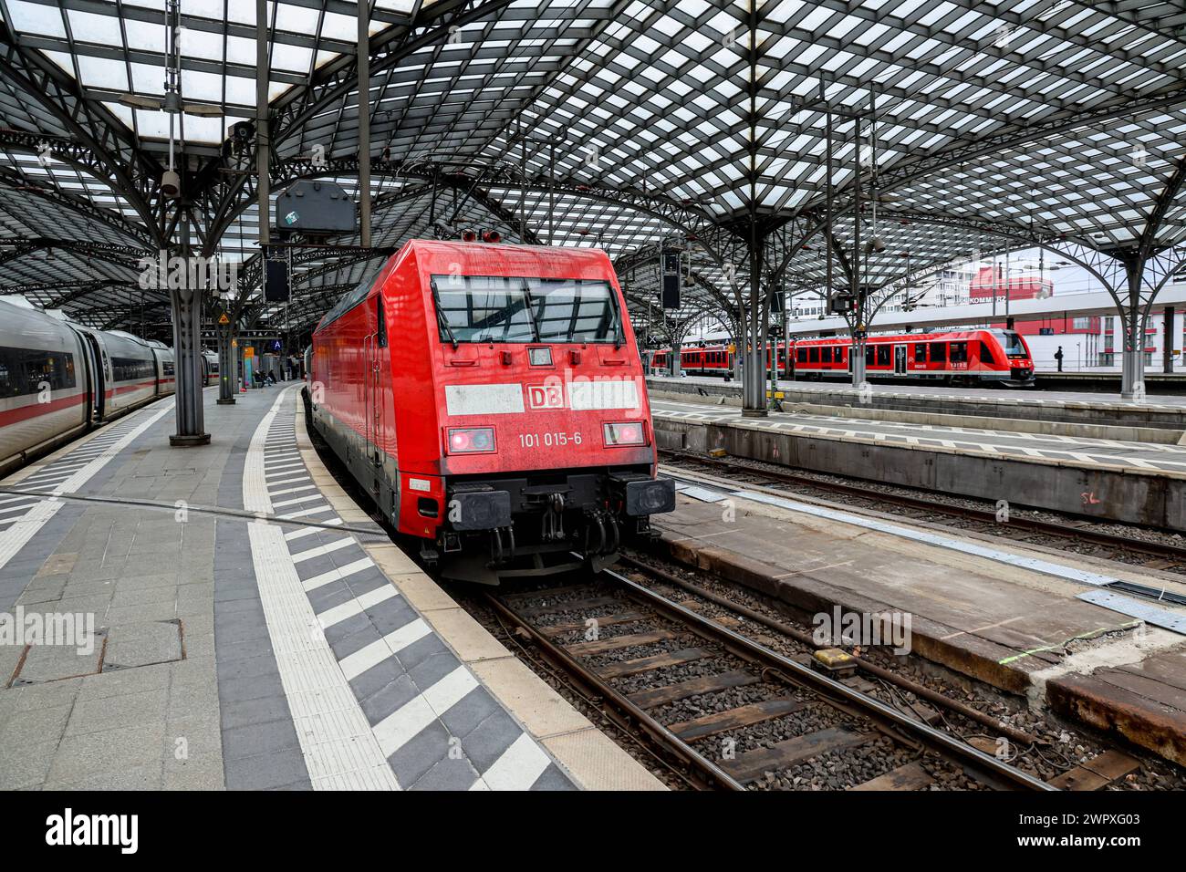 Köln Hauptbahnhof, Intercity Zug der Deutschen Bahn, IC, IC1, bespannt ...
