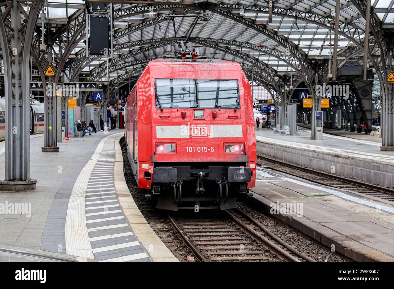 Köln Hauptbahnhof, Intercity Zug der Deutschen Bahn, IC, IC1, bespannt mit einer Lokomotive der ...