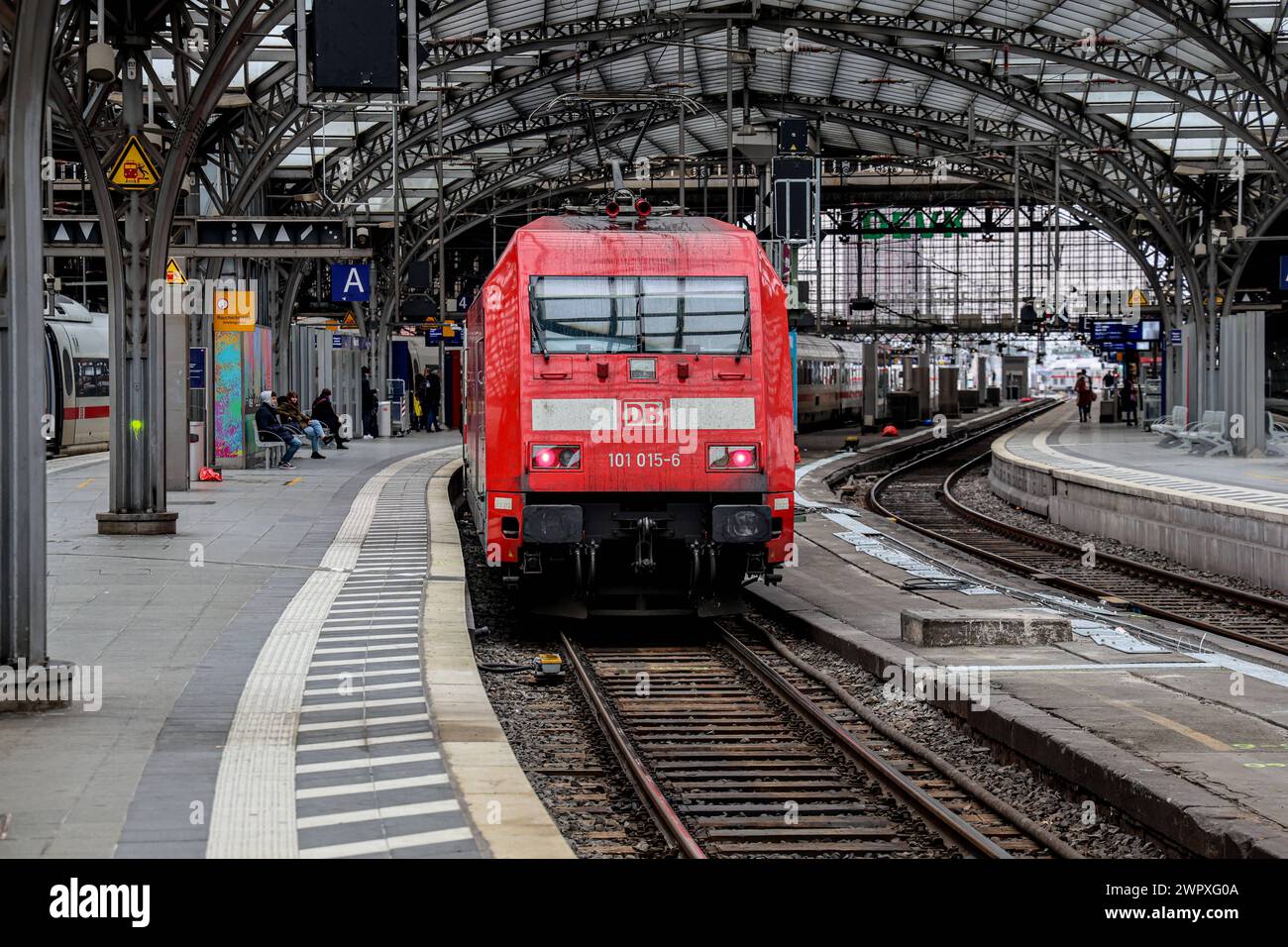 Köln Hauptbahnhof, Intercity Zug der Deutschen Bahn, IC, IC1, bespannt ...