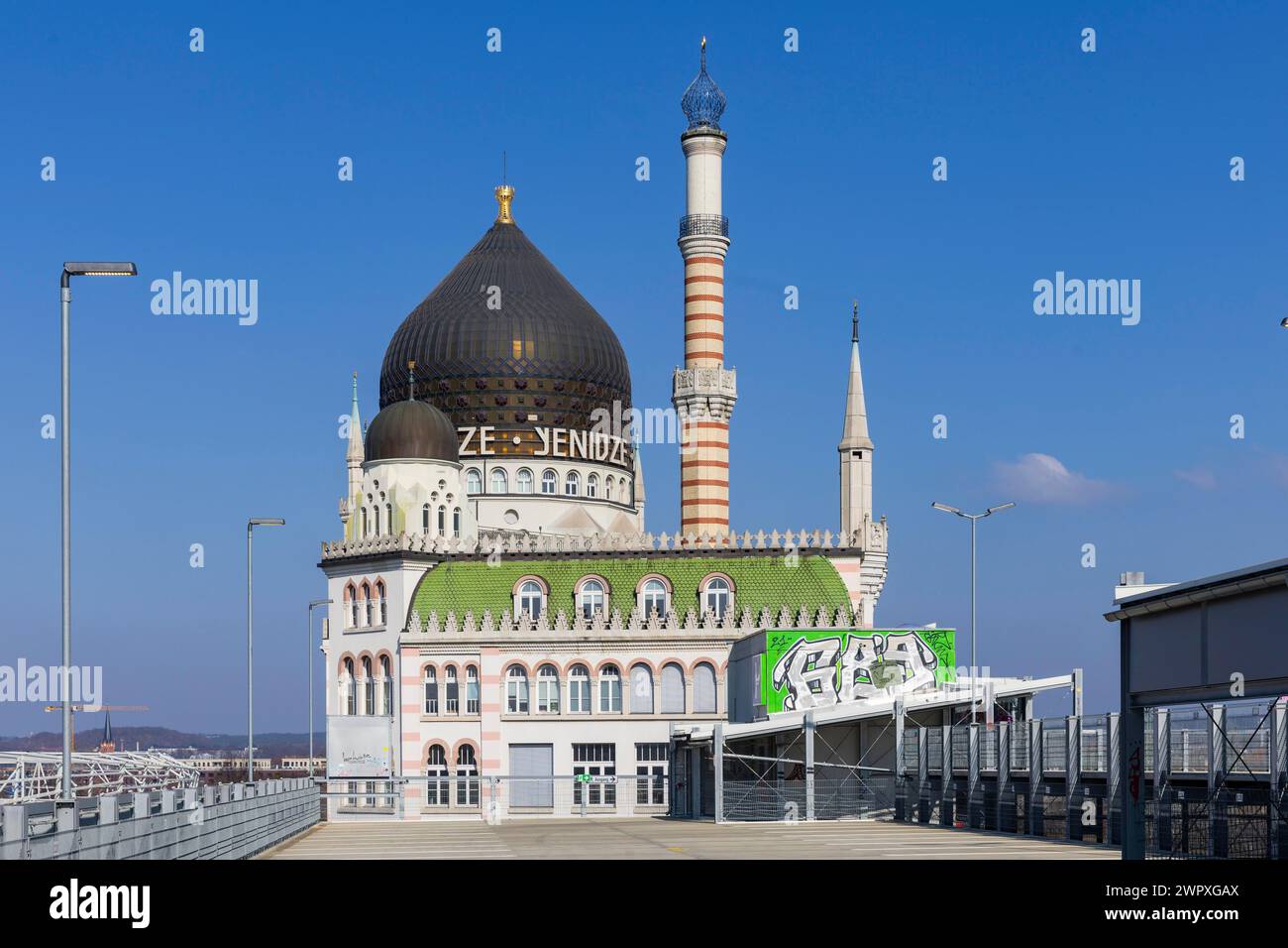 Construction of the Yenidze cigarette factory at Weisseritzstrasse 3 in ...