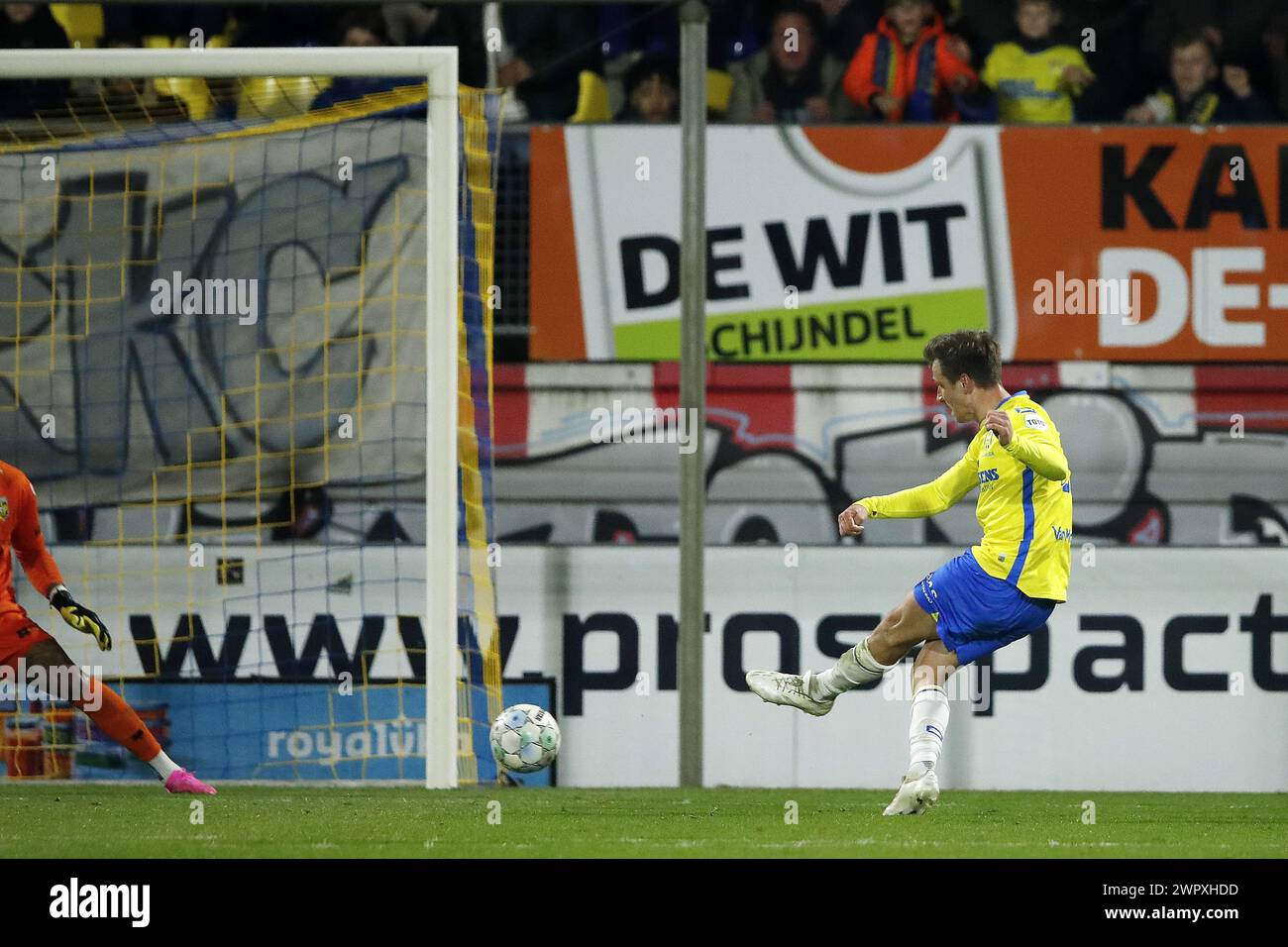 WAALWIJK - Reuven Niemeijer of RKC Waalwijk scores the 2-1 during the Dutch Eredivisie match ...