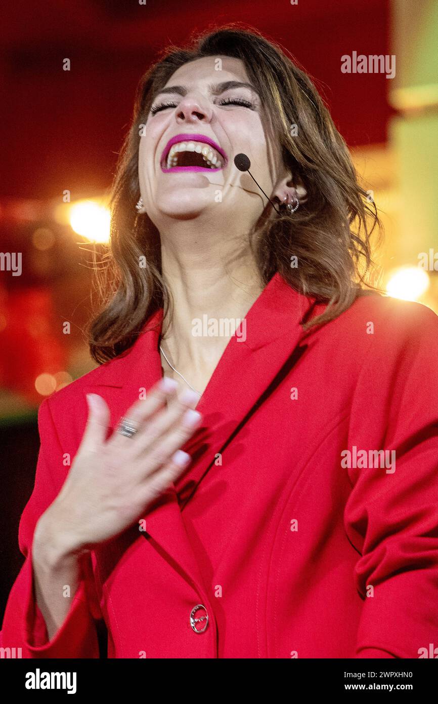 AMSTERDAM - Anna is the Mole during the final of the TV program Wie is ...