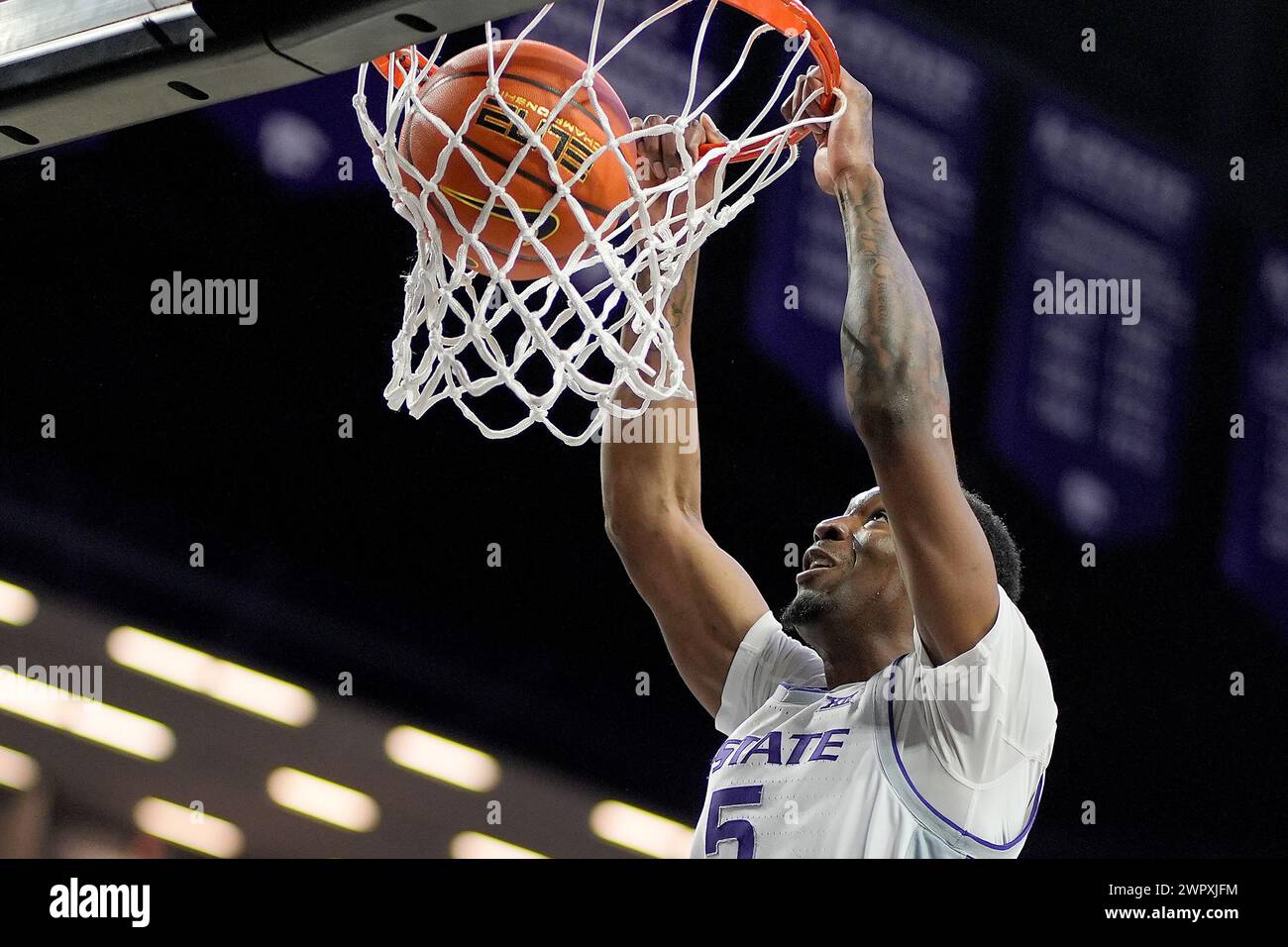 Kansas State guard Cam Carter dunks the ball during the second half of ...