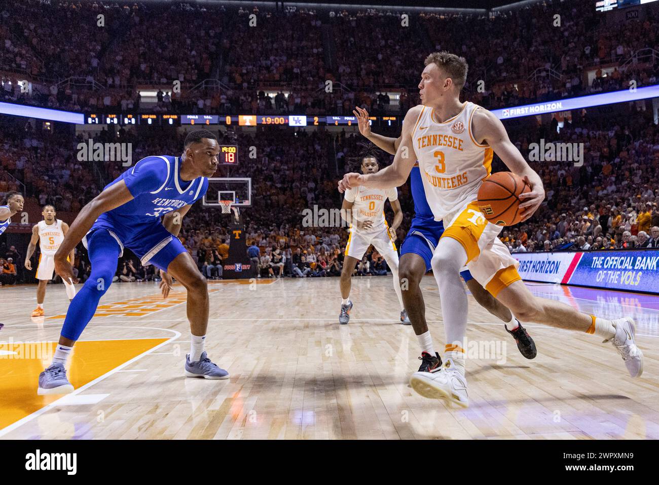 Tennessee guard Dalton Knecht (3) drives to the basket as he is ...