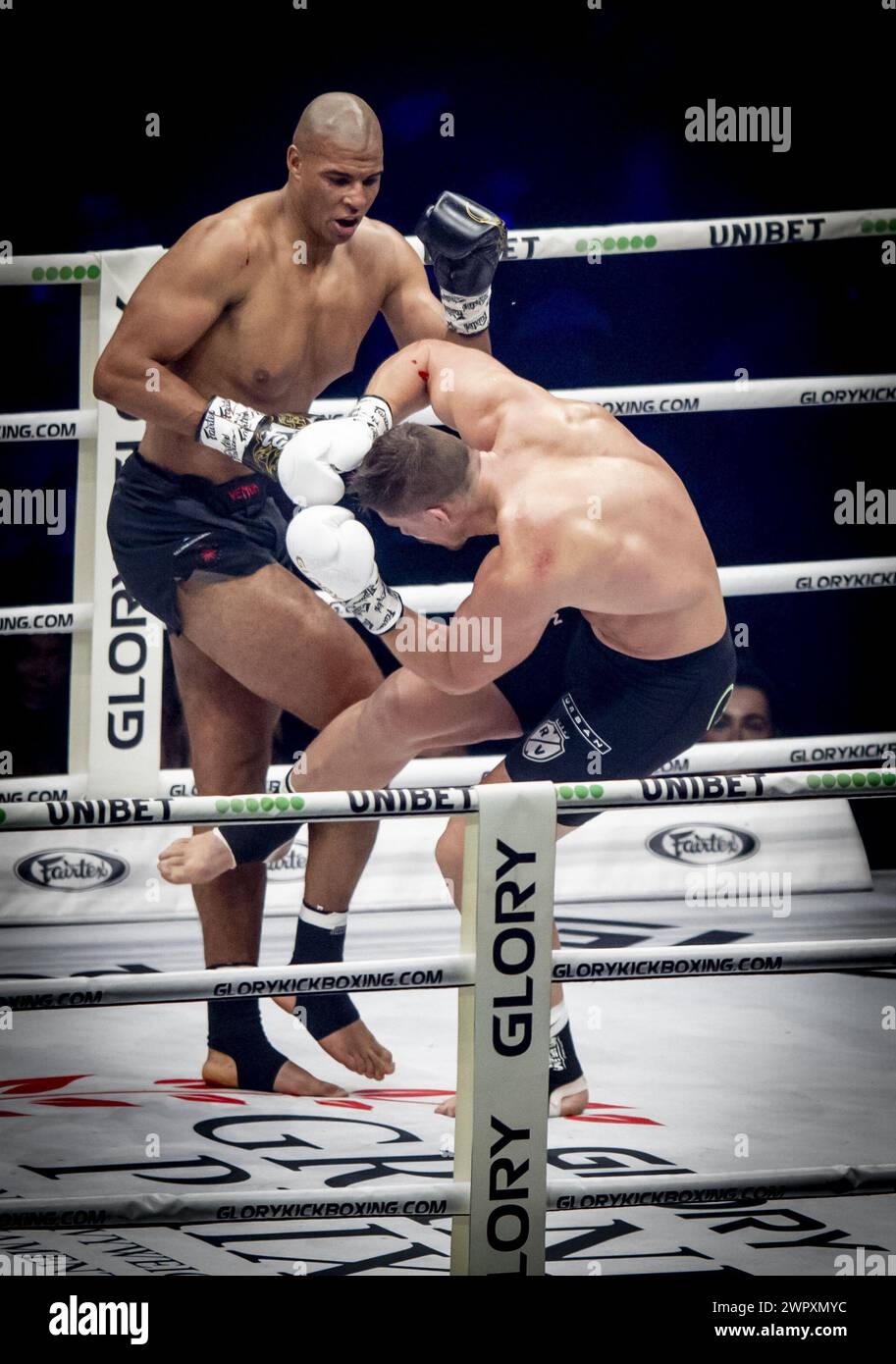 ARNHEM - Kickboxer Rico Verhoeven in action against Levi Rigters in the ...