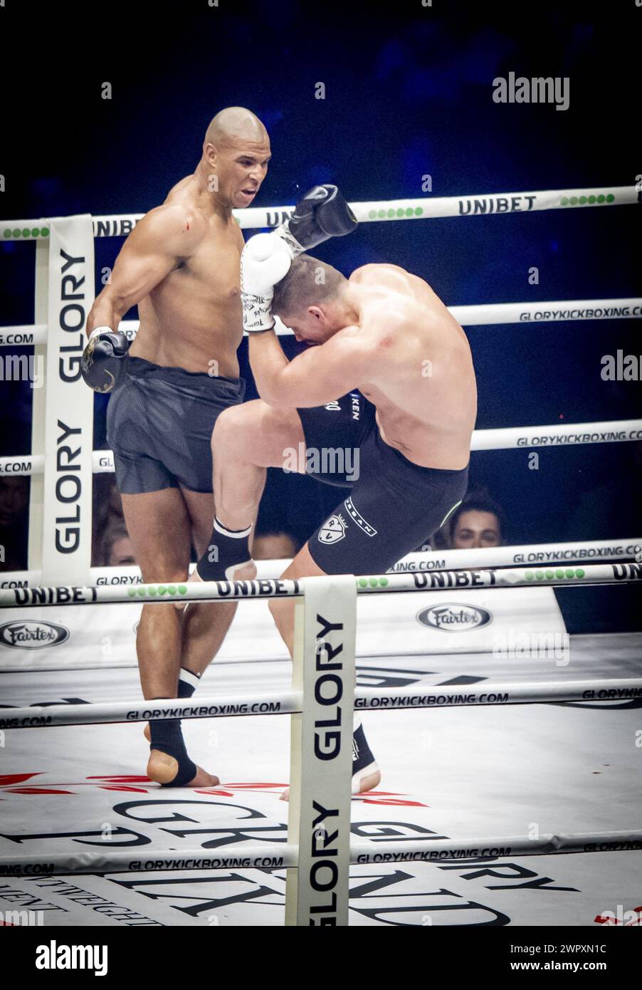 ARNHEM - Kickboxer Rico Verhoeven in action against Levi Rigters in the ...