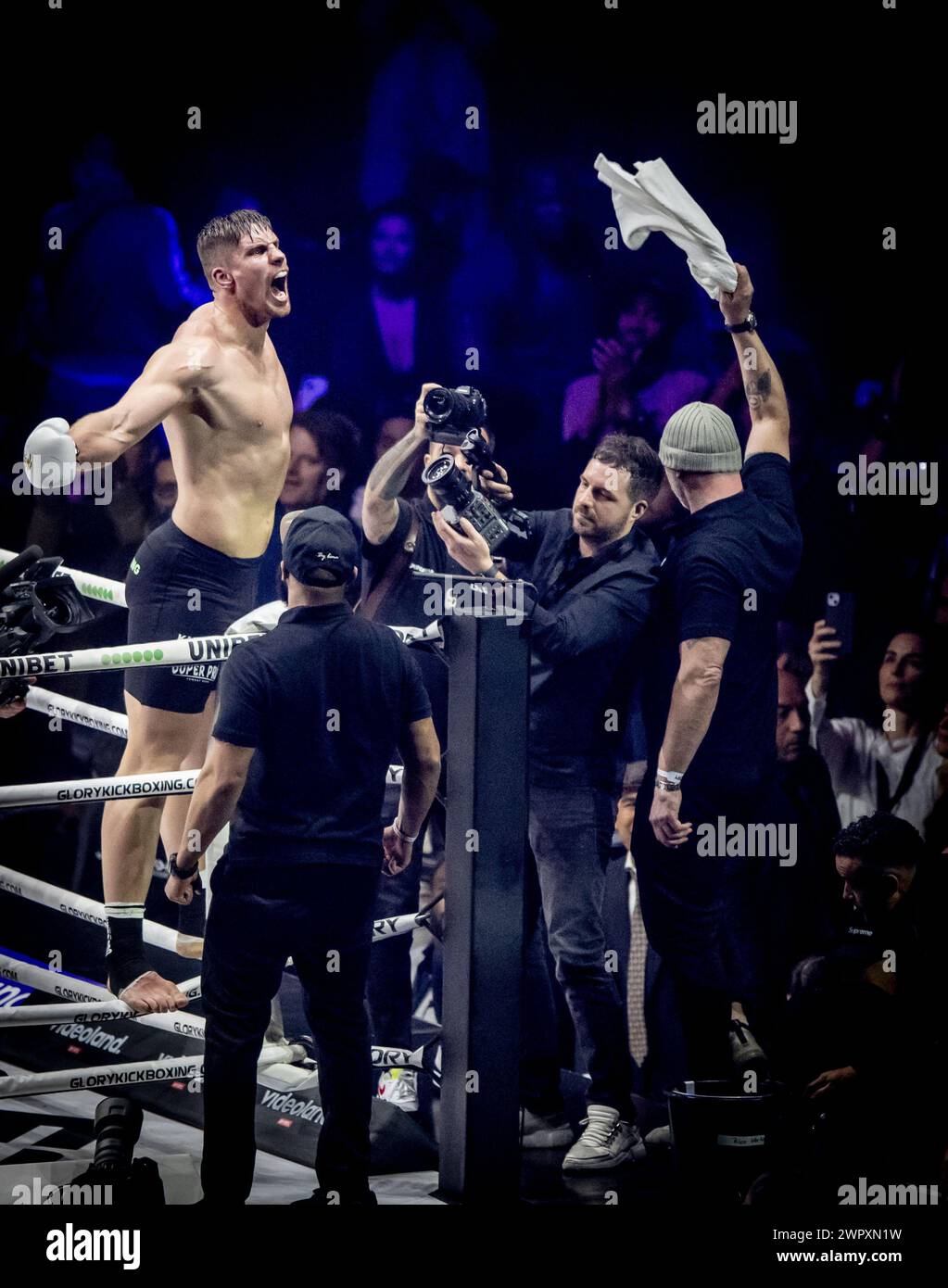 ARNHEM - Kickboxer Rico Verhoeven in action against Levi Rigters in the ...