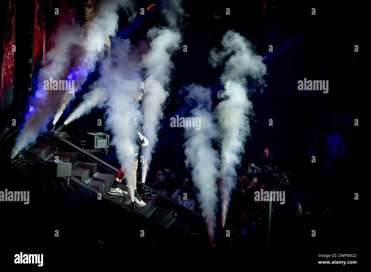 ARNHEM - Kickboxer Rico Verhoeven in action against Levi Rigters in the ...