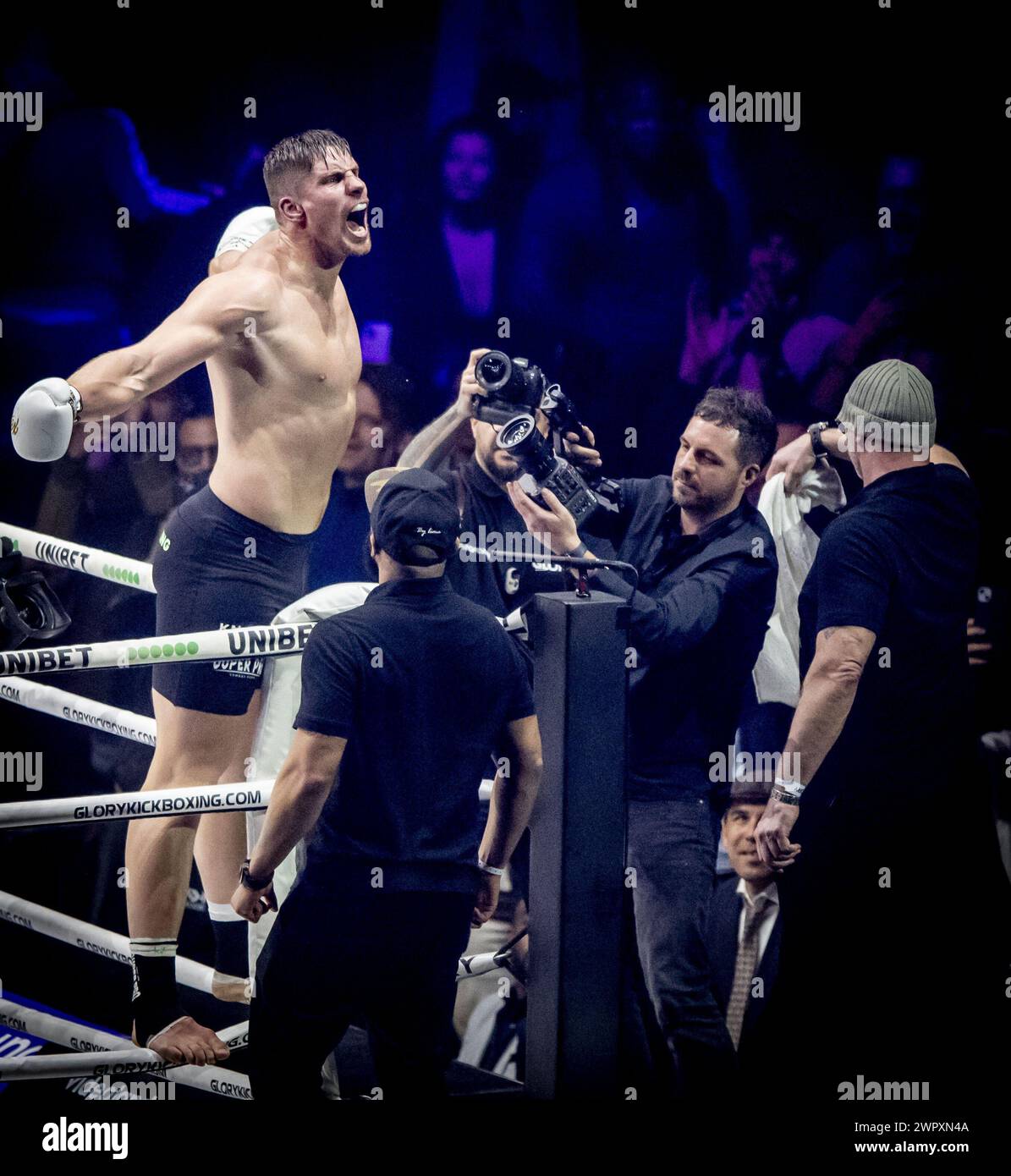 ARNHEM - Kickboxer Rico Verhoeven in action against Levi Rigters in the ...