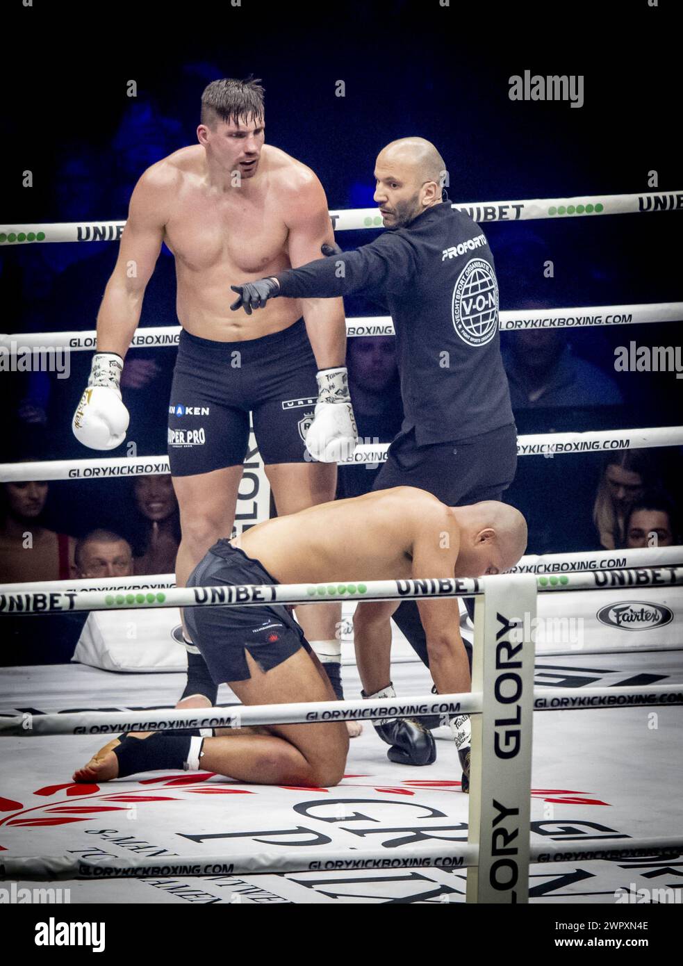 ARNHEM - Kickboxer Rico Verhoeven in action against Levi Rigters in the ...