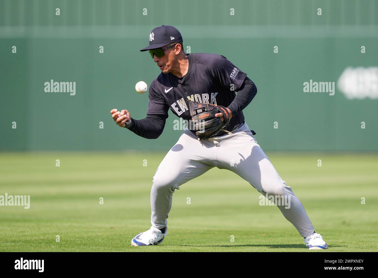 New York Yankees second baseman Jahmai Jones juggles a ground out by ...