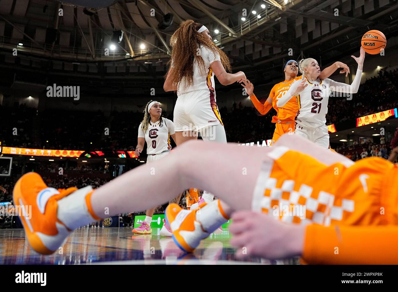 South Carolina forward Chloe Kitts (21) vies for the ball with ...