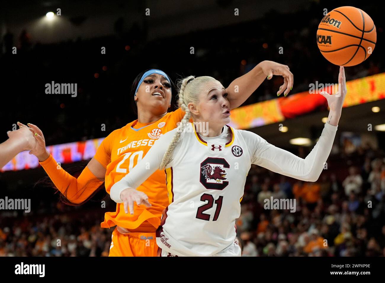 South Carolina forward Chloe Kitts (21) vies for the ball with ...