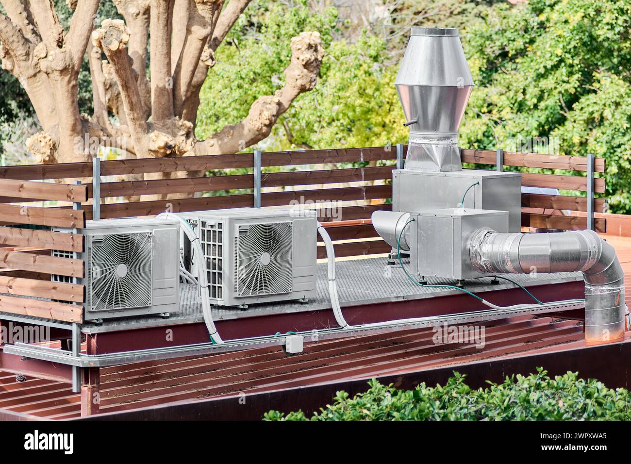 Air conditioning unit solar hi-res stock photography and images - Alamy