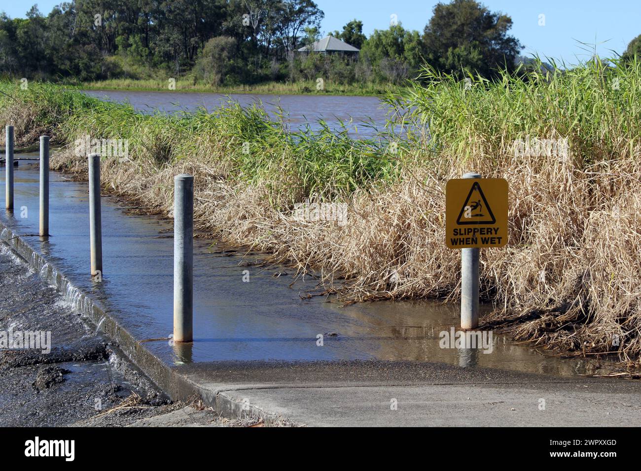 Slippery when wet sign hi-res stock photography and images - Alamy
