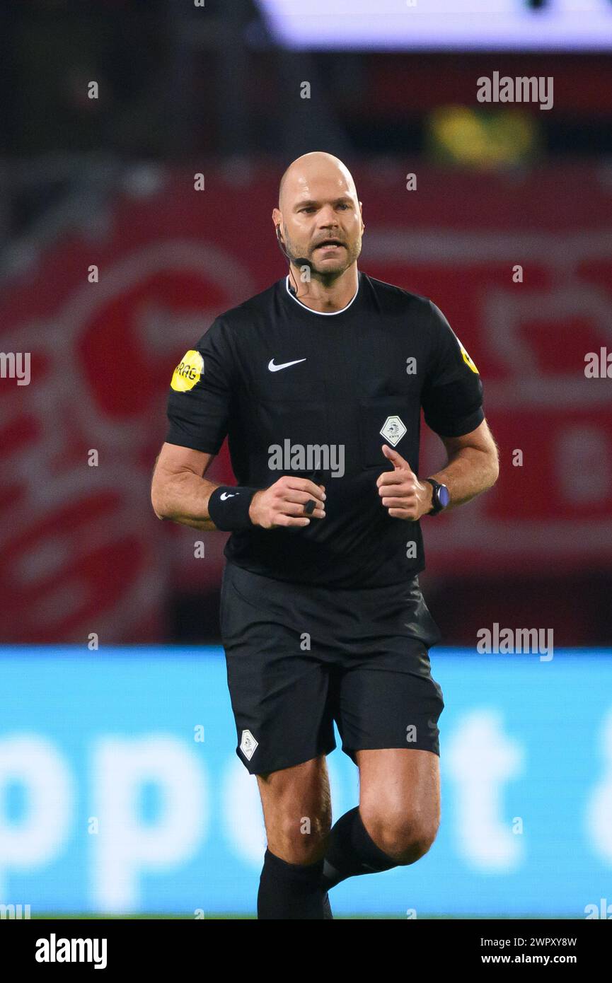 ENSCHEDE - Referee Rob Dieperink during the Dutch Eredivisie match ...