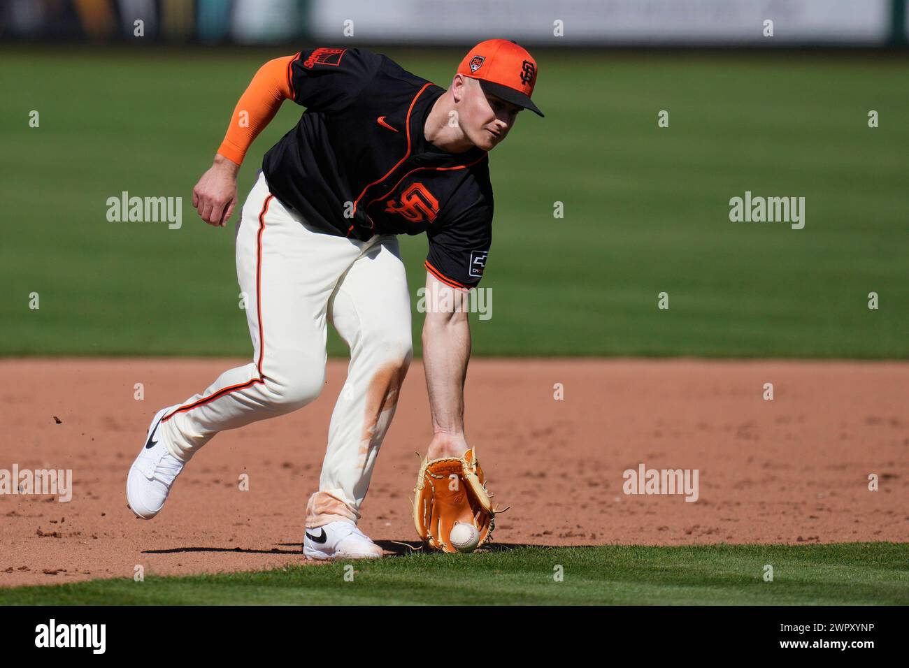 San Francisco Giants third baseman Matt Chapman fields a grounder hit ...