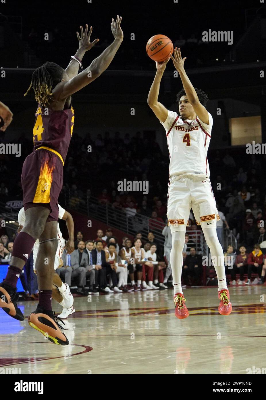USC Trojans guard Oziyah Sellers (4) makes a move with the basketball ...