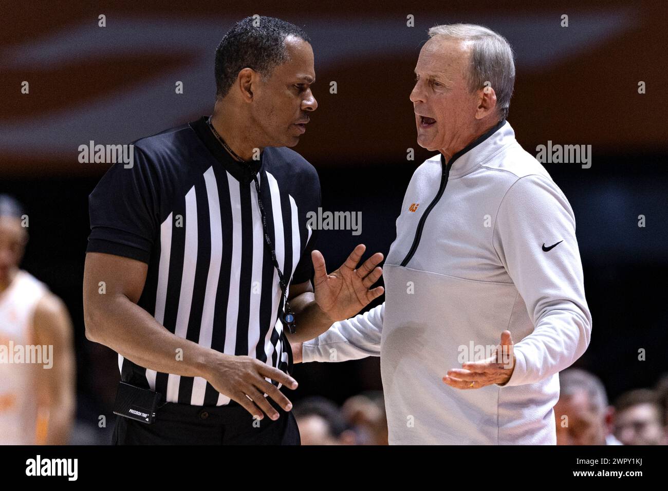 Tennessee head coach Rick Barnes, right, talks to an official, left ...