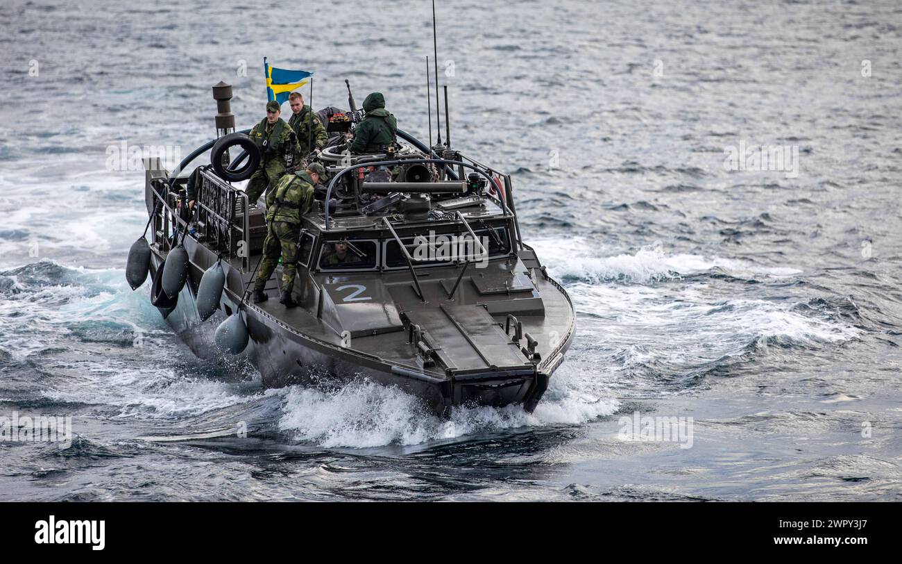 Swedish Marines, assigned to 2nd Battalion, prepare a CB90-class fast ...