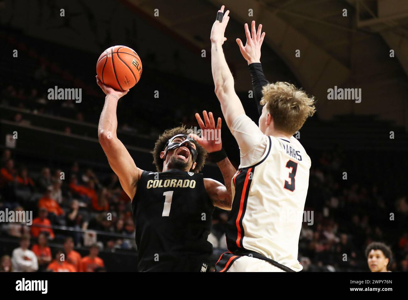 Colorado guard J'Vonne Hadley (1) drives to the basket as Oregon State ...