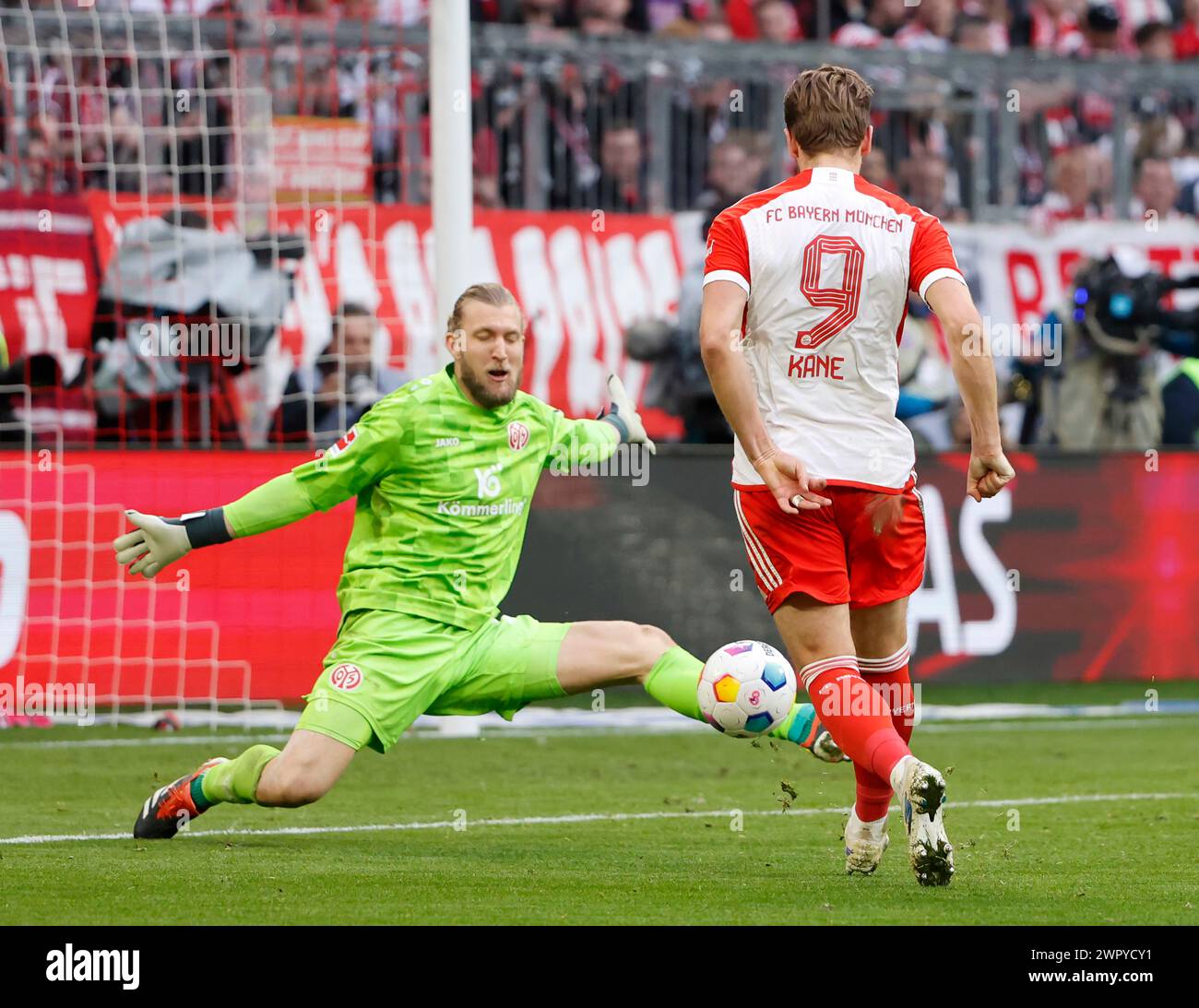 Munich, Germany. 9th Mar, 2024. Robin Zentner(L), goalkeeper of Mainz, saves the ball from Harry ...