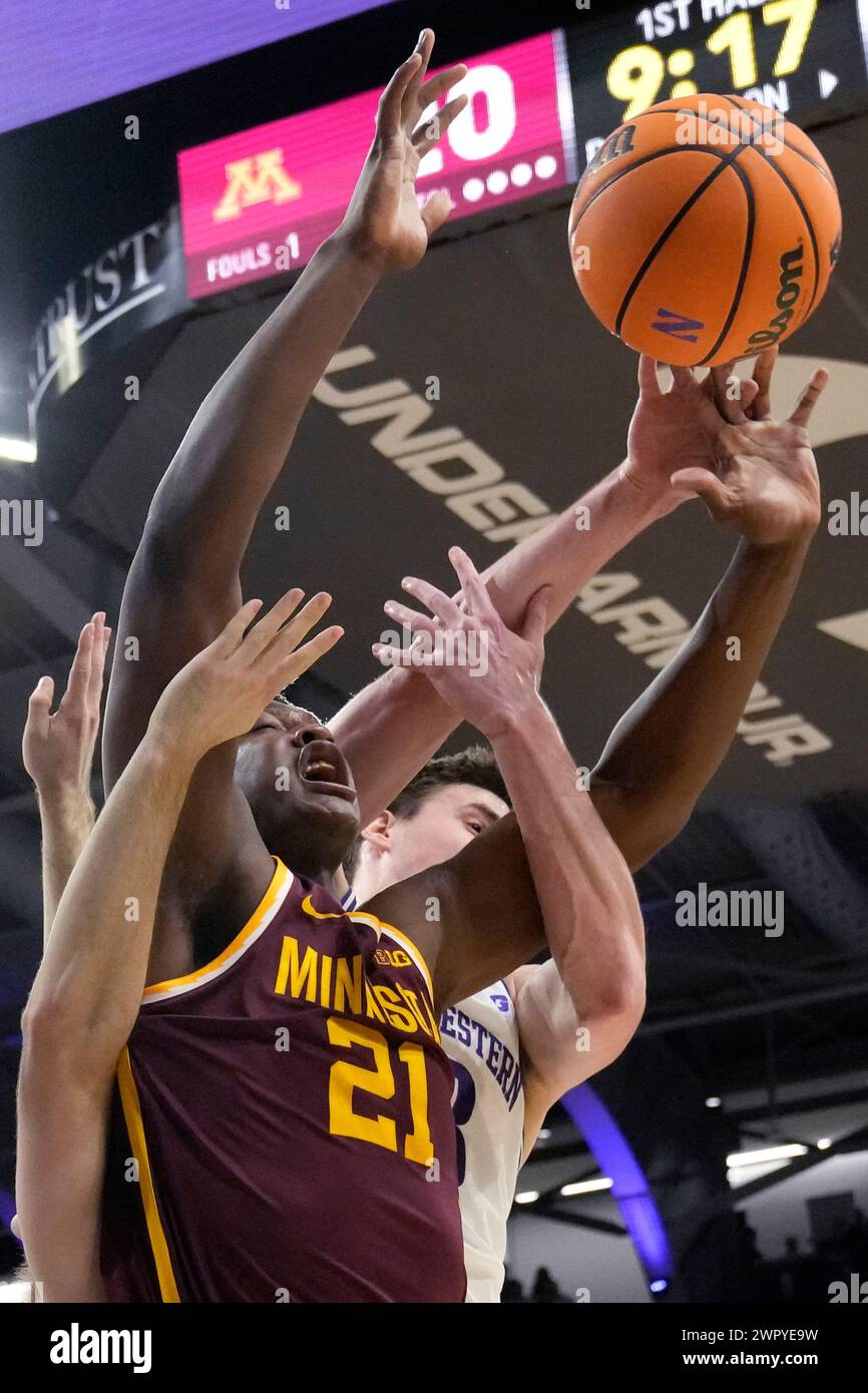 Minnesota forward Pharrel Payne (21) battles for a rebound against ...