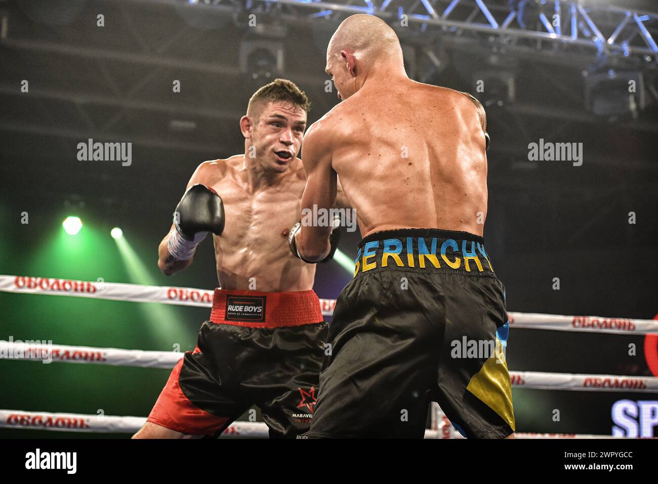 boxers Ismael Garcia and Denys Berinchyk in the ring Stock Photo - Alamy